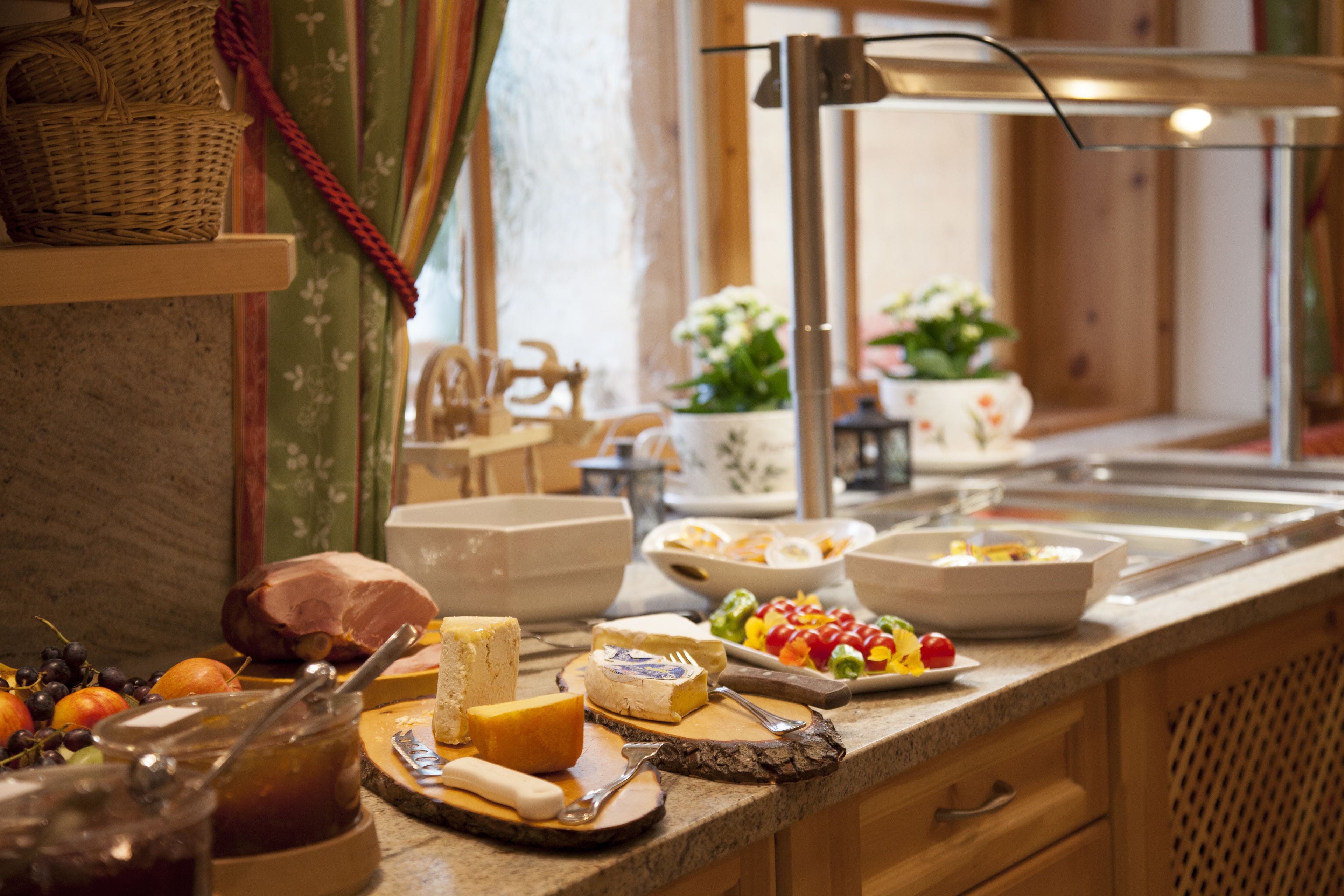 Pequeno-almoço tipo buffet diário (16 EUR por pessoa) 