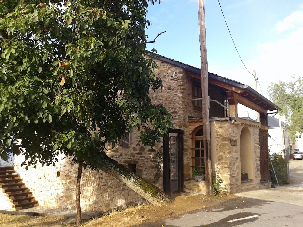 Casa Con Jardín Grande, En Pueblo Pequeño, Tedejo, Folgoso De La Ribera León - Bembibre