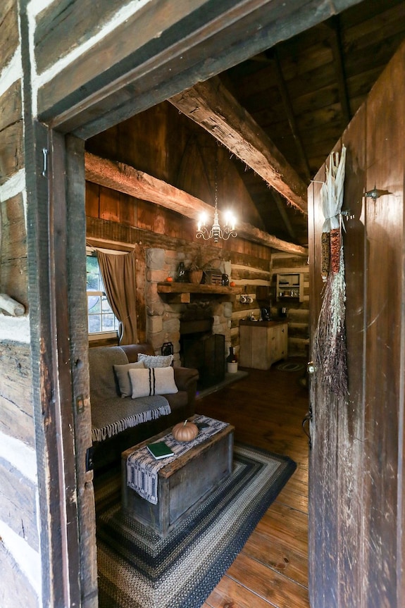 1800's Restored Log Cabin In Woods - 15 Min. Off Pa Turnpike - Morgantown, PA