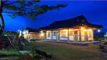 Fachada do alojamento (tarde/noite)