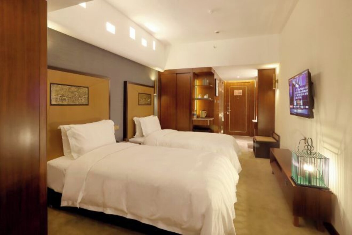 Frigobar, cofres nos quartos, escrivaninha, cortinas blackout