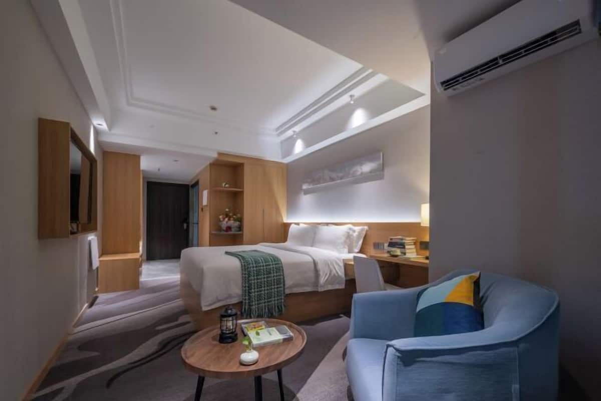 Minibar, cofre no quarto, secretária, cortinas/cortinados opacos