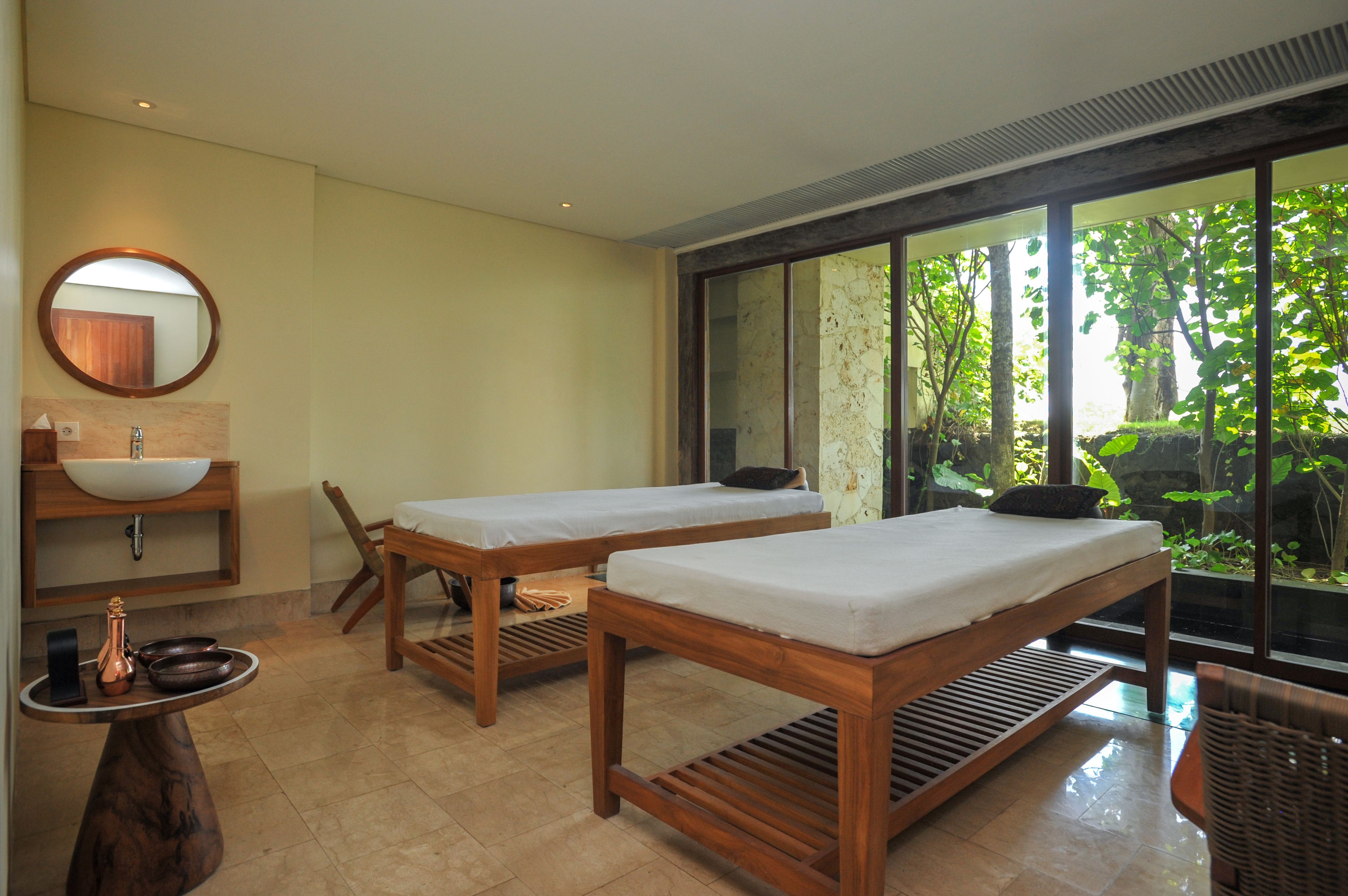 Banheira de hidromassagem, tratamentos corporais, aromaterapia 