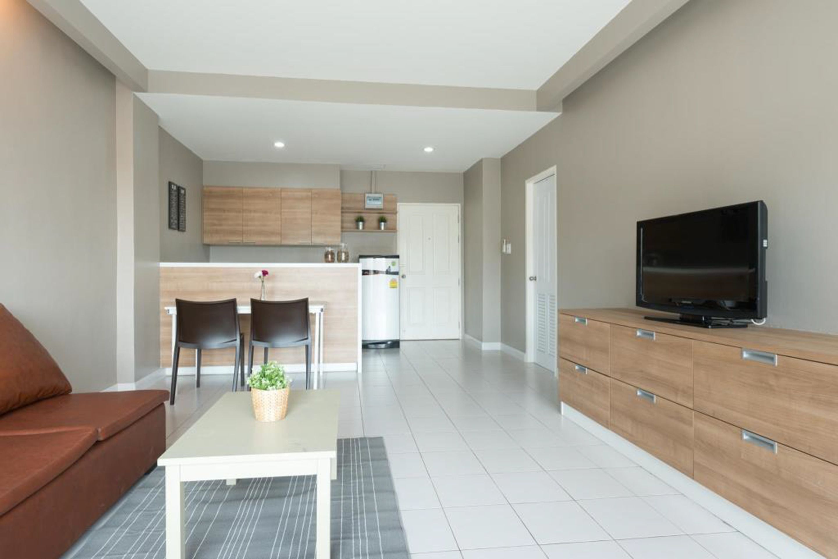 Um apartamento moderno com sala de estar, cozinha e espaço de jantar.