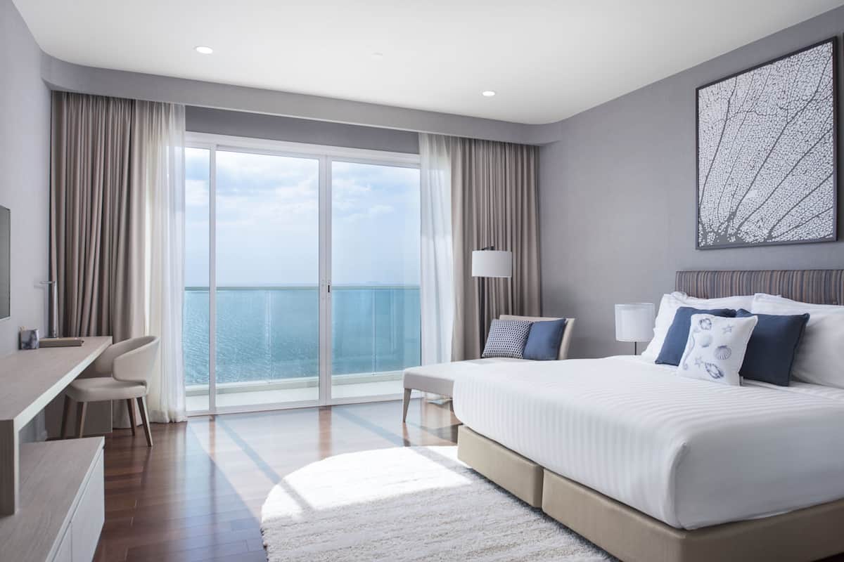 Executive Two Bedrooms | Cofre com capacidade para portátil, secretária