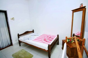 Quarto Duplo | Secretária, ferro/tábua de engomar 