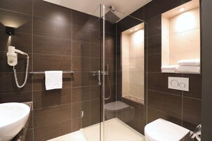 Quarto casal | Banheiro | Chuveiro, chuveiro com efeito de chuva, produtos de toalete grátis