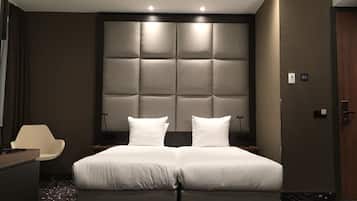 Quarto quádruplo | Cofres nos quartos, escrivaninha, cortinas blackout