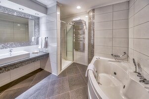 Quarto Deluxe, 1 cama king-size | Casa de banho | Um chuveiro fixo, artigos de higiene ecológicos, um secador de cabelo 