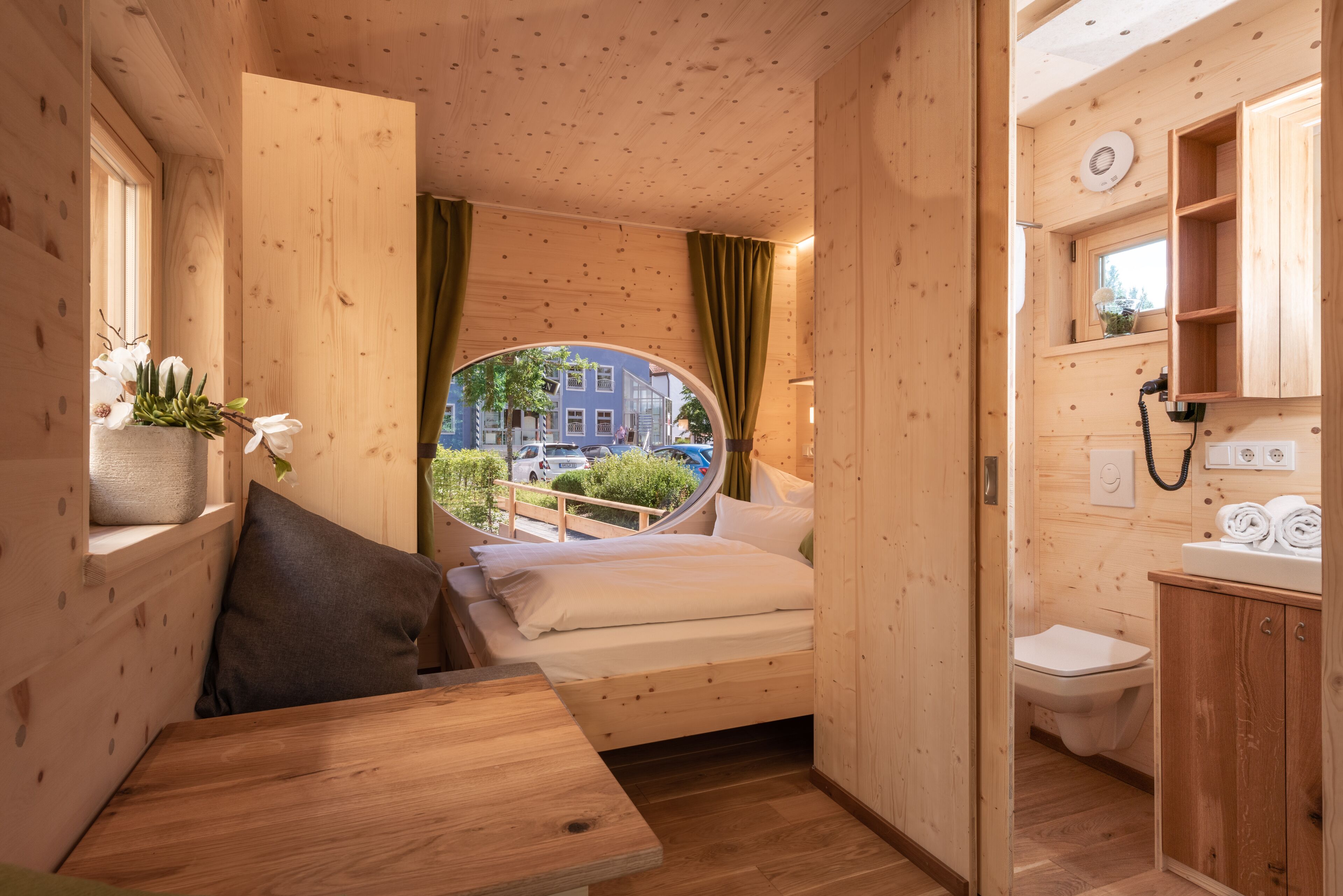 Cabana de Madeira Comfort (without kitchen) | Casa de banho | Um polibã, artigos de higiene pessoal grátis, um secador de cabelo 