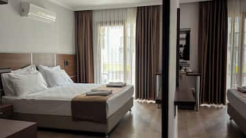 Quarto casal econômico | Roupas de cama premium, frigobar, escrivaninha, quartos à prova de som