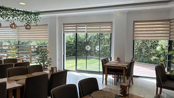 Café da manhã com buffet grátis todos os dias