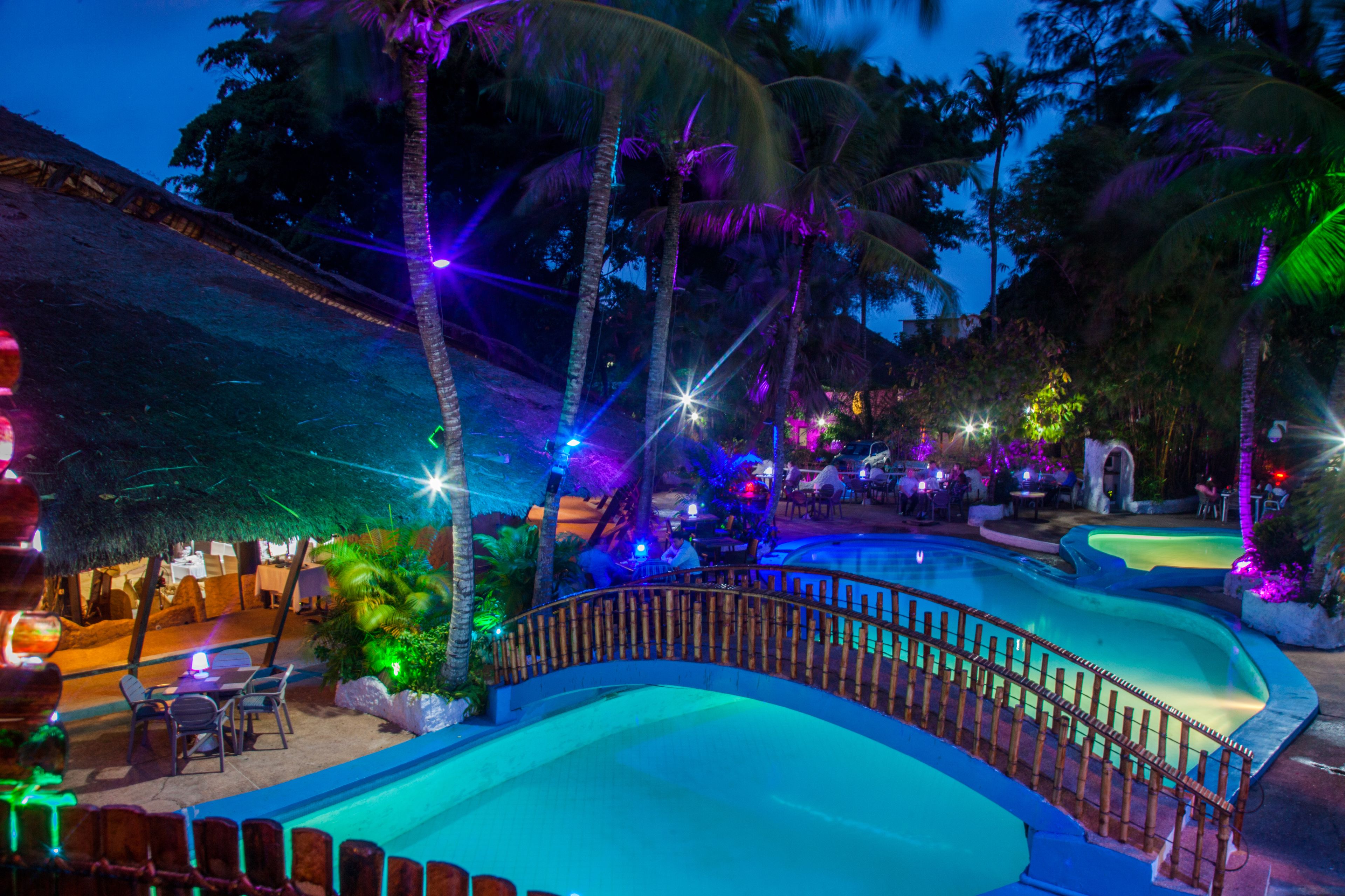 Piscina exterior, guarda-sóis, espreguiçadeiras 