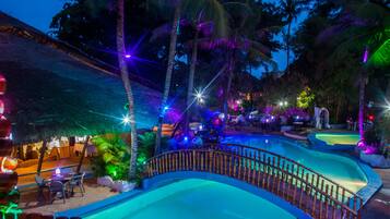 Piscina exterior, guarda-sóis, espreguiçadeiras