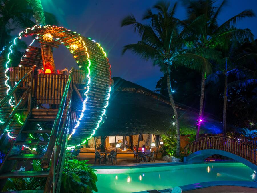 Piscina exterior, guarda-sóis, espreguiçadeiras