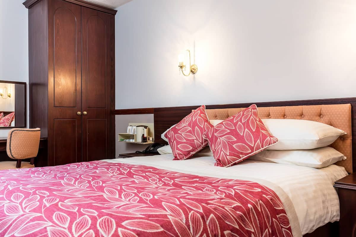 Quarto Duplo Standard, 1 cama queen-size | Ferro/tábua de engomar, Wi-fi grátis, roupa de cama fornecida