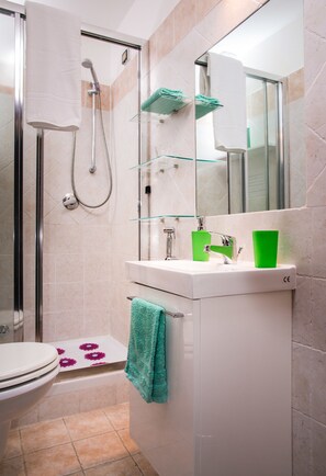 Quarto casal ou duplo | Banheiro | Chuveiro, chuveiro com efeito de chuva, produtos de toalete grátis 