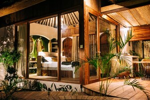 Villa Romântica, 1 cama king-size | Sala de estar | TV de ecrã plano 