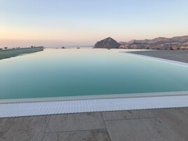 Piscina externa sazonal, piscina infinita