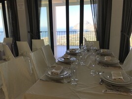 Serviço de café da manhã e jantar; culinária local, vistas para o mar