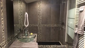 Quarto família, terraço | Banheiro | Chuveiro, produtos de toalete grátis, secador de cabelo
