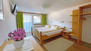 Quarto casal, sacada | Roupas de cama premium, edredons de pluma, individualmente decorados
