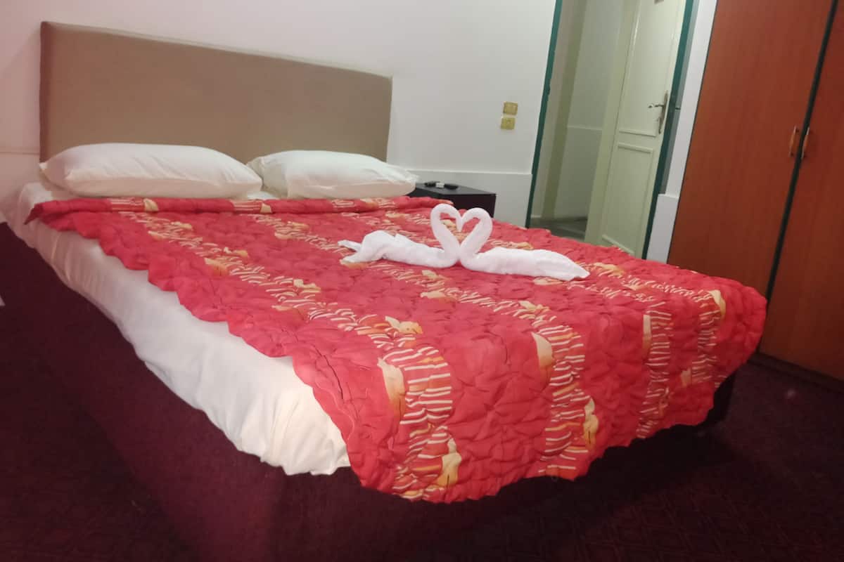 Quarto Individual, casa de banho privativa | Sala | TV de ecrã plano