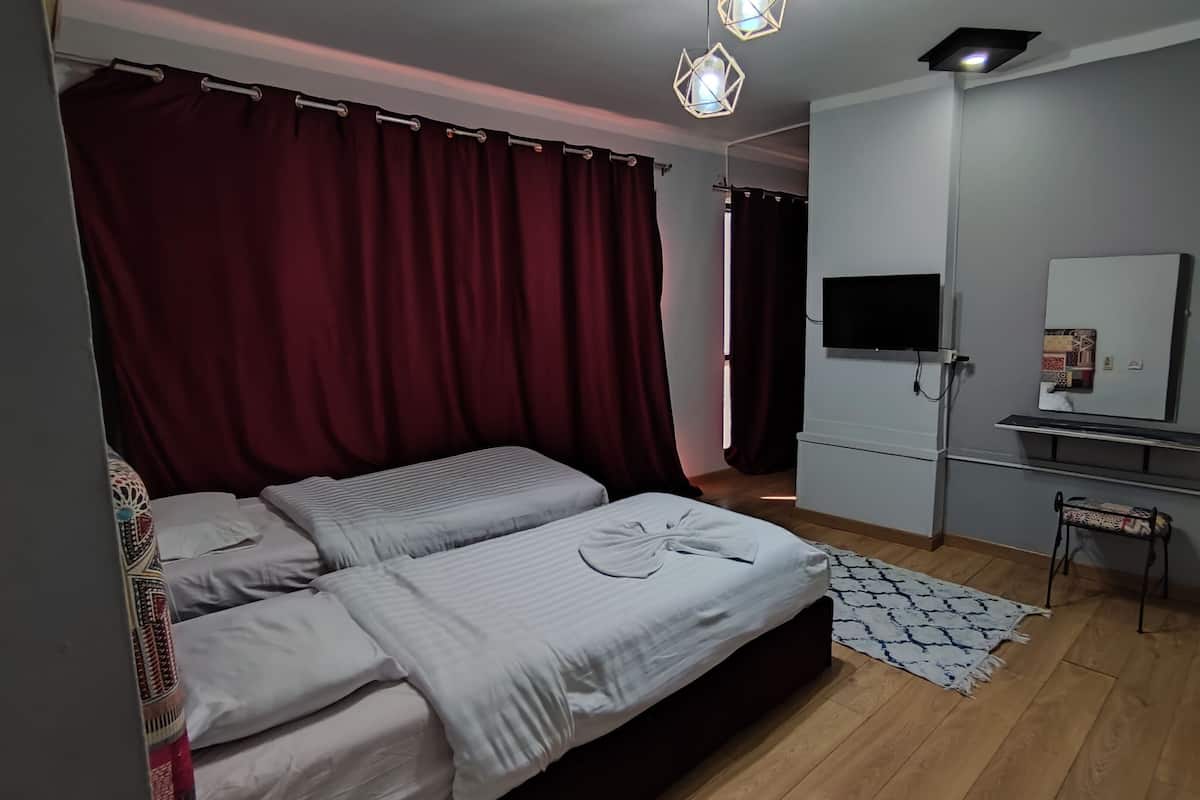 Quarto Duplo, casa de banho privativa | Minibar, cofre no quarto, camas desdobráveis/extra grátis, Wi-fi