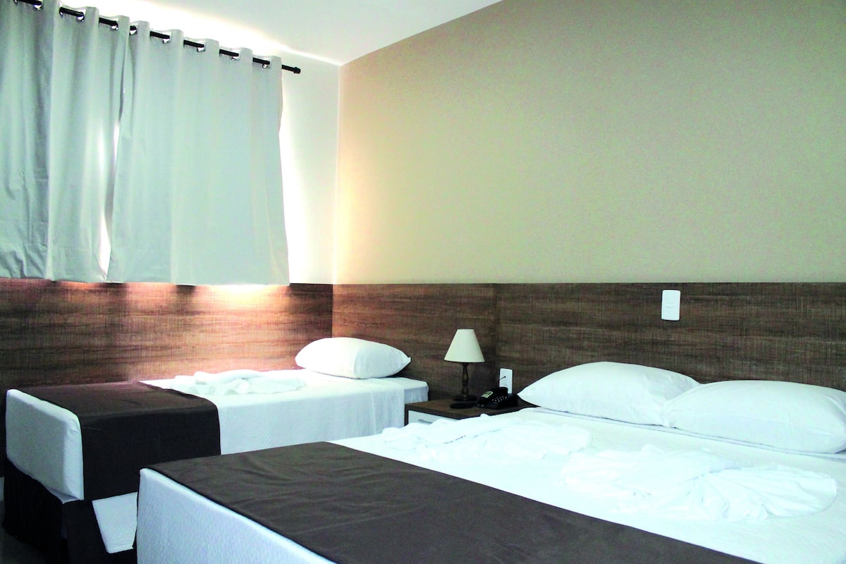 Minibar, cofre no quarto, secretária, cortinas/cortinados opacos 