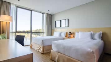 Quarto, 2 camas queen-size, vista para o lago | Cofre com capacidade para portátil, secretária