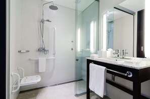 Quarto, 1 cama king-size, acessível (Roll-in Shower) | Duche na casa de banho