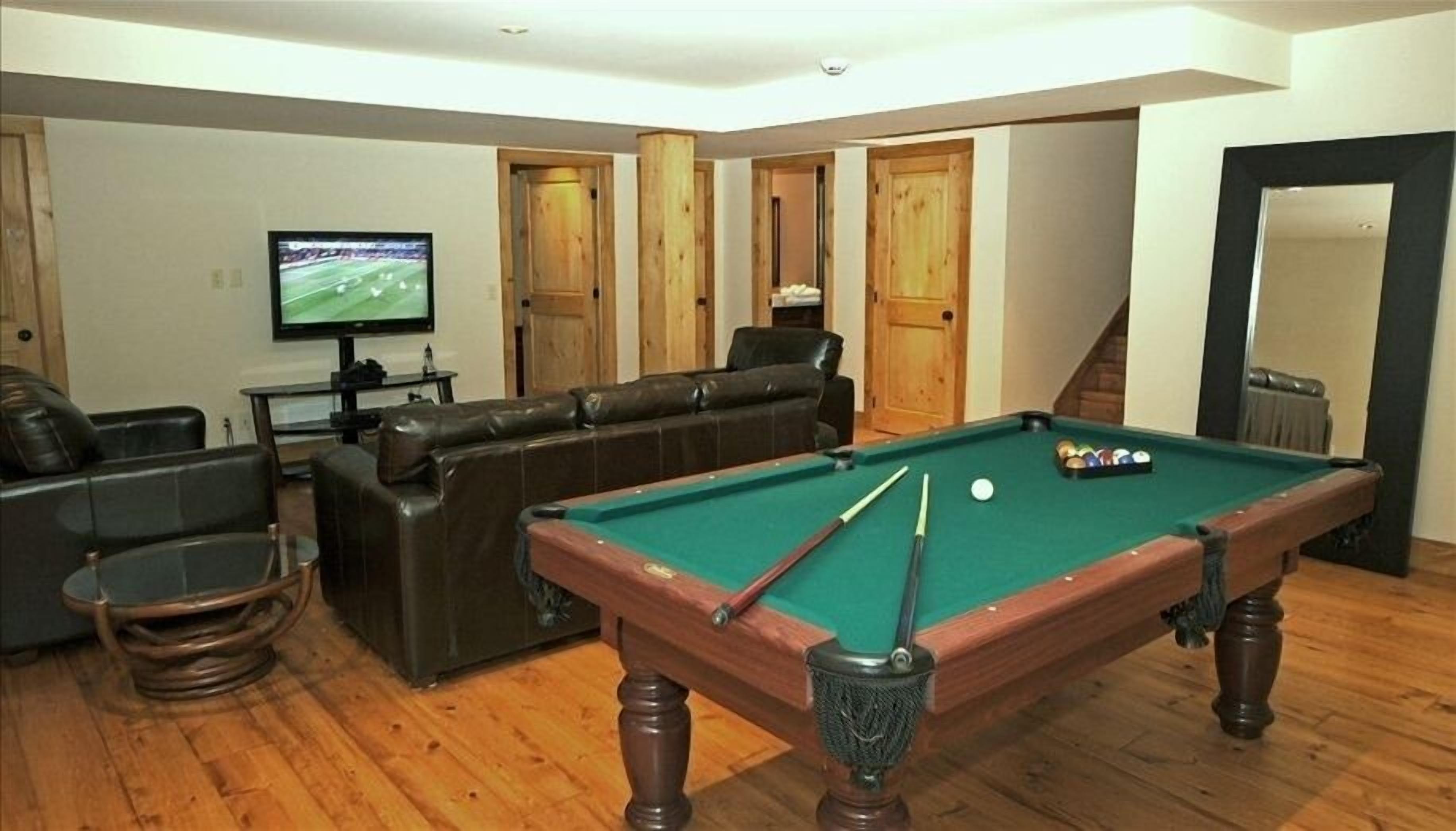 Riverfront Loghome. 3-minutes To Ski Resort. Theatre Room As Bonus 5th Bedroom. - Mont-Tremblant