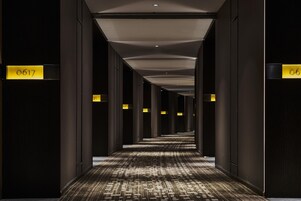 Edredons de pluma, cofres nos quartos, escrivaninha, cortinas blackout