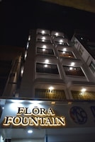 Um edifício com sinalização iluminada com a inscrição