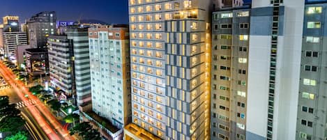 Fachada do alojamento (tarde/noite)