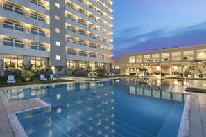 Piscina externa, funciona das 7h às 19h, barracas de cortesia