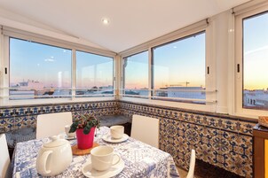 Suíte estúdio panorâmica, 1 quarto, vista para o mar | Cozinha privada | Geladeira grande, micro-ondas em uma área comum, fogão, cooktop