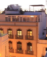 Fachada da propriedade à noite