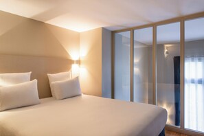 Suite 1 Chambre Duplex | Roupa de alta qualidade, minibar, cofre com capacidade para portátil 