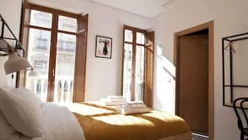 Quarto Duplo, 1 cama queen-size, casa de banho anexa | 1 quarto, edredões de penas, secretária, cortinas/cortinados opacos
