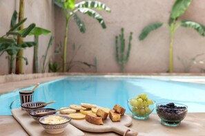 Piscina exterior, espreguiçadeiras 