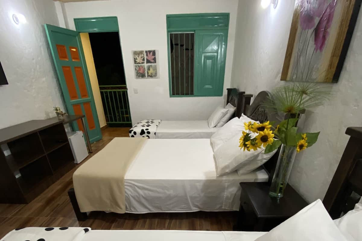 Quarto Quádruplo Standard | Cofre no quarto, secretária, ferro/tábua de engomar, camas desdobráveis