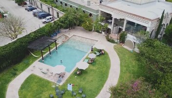 Piscina externa, funciona das 9h às 20h, guarda-sóis