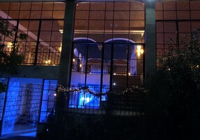 Fachada do alojamento (tarde/noite)