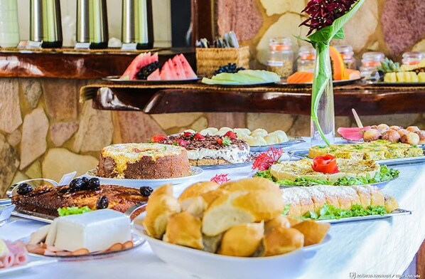 Café da manhã com buffet grátis todos os dias