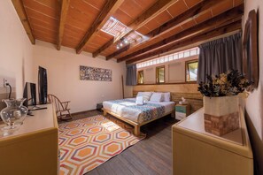 Cofre no quarto, com decoração personalizada 