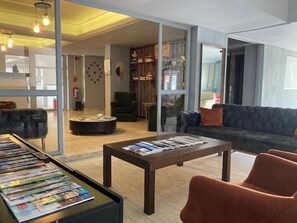 Área de estar no saguão