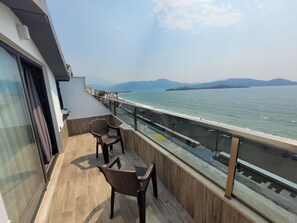 Quarto casal luxo, banheira de hidromassagem, vista para o mar | Vista para praia/oceano