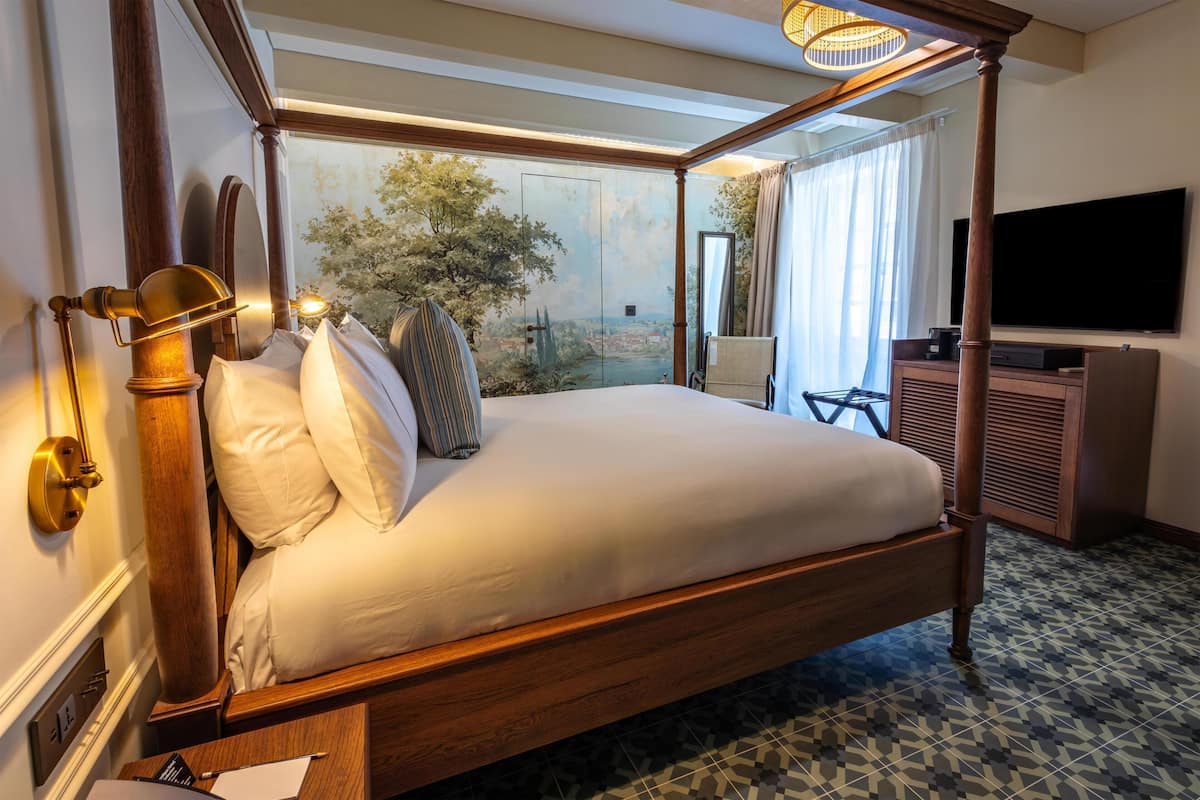 Quarto Deluxe, 1 cama king-size, não fumadores | Minibar grátis, cofre no quarto, cortinas/cortinados opacos