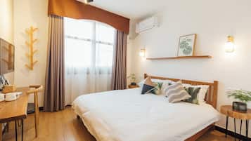 Quarto Duplo Standard | Secretária, cortinas/cortinados opacos, Wi-fi grátis